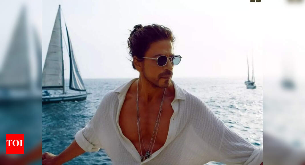 Shah Rukh Khan signs autograph on the painting of his late parents ...