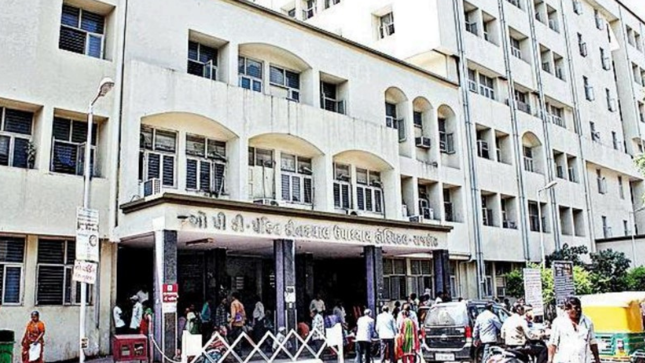 Doctor at Rajkot Civil Hospital offers 25k to a patient after botched ...