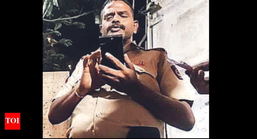 Video of cop taking bribe in Thane goes viral; suspended | Thane News ...
