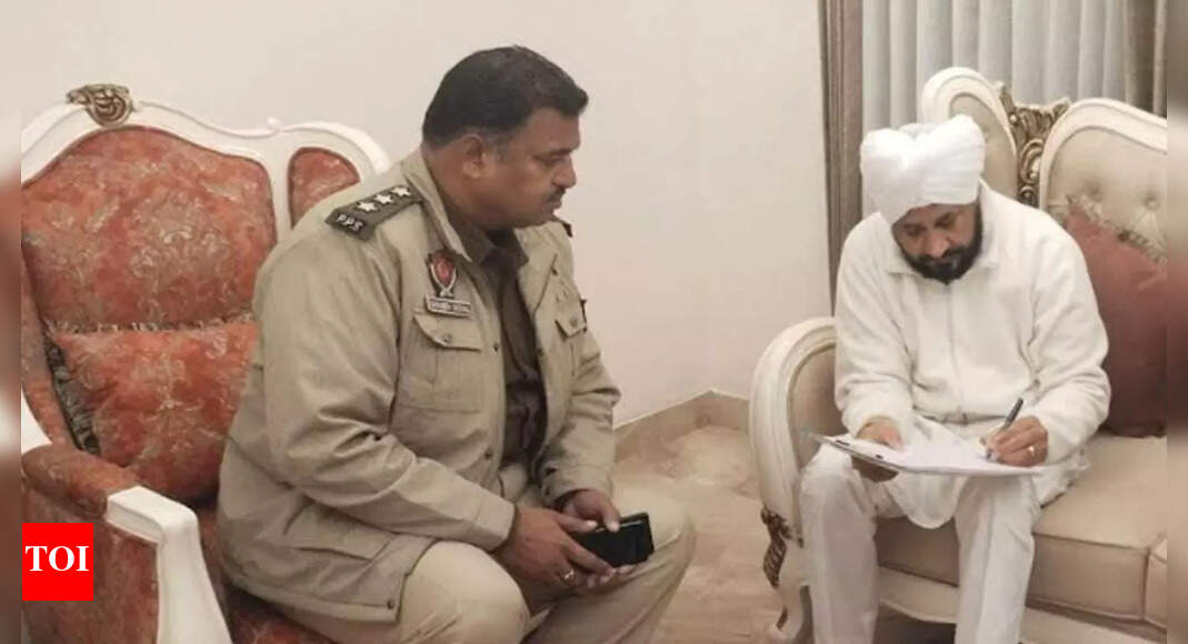 Former Punjab CM Charanjit Singh Channi reaches Sidhu Moose Wala's house, handed over summons in ...