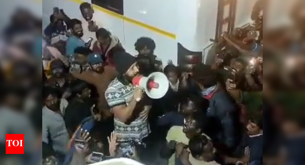 WATCH | Vikram meets fans at the KGF during 'Thangalaan' shoot | Tamil ...