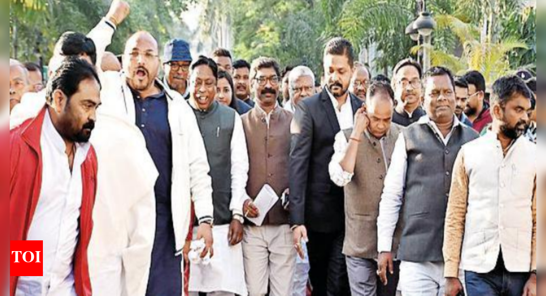 Bjp: Jharkhand CM Hemant Soren leads all-party delegation to Raj Bhavan ...
