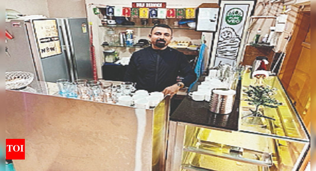 Cafe Owner Feeds The Needy | Mangaluru News - Times of India