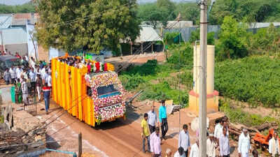 Thousands bid tearful adieu to TTD EO AV Dharma Reddy's son at ...