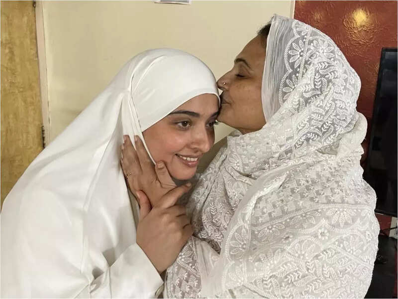 Actress Mumtaz returns from her pilgrimage to Mecca | Tamil Movie News ...
