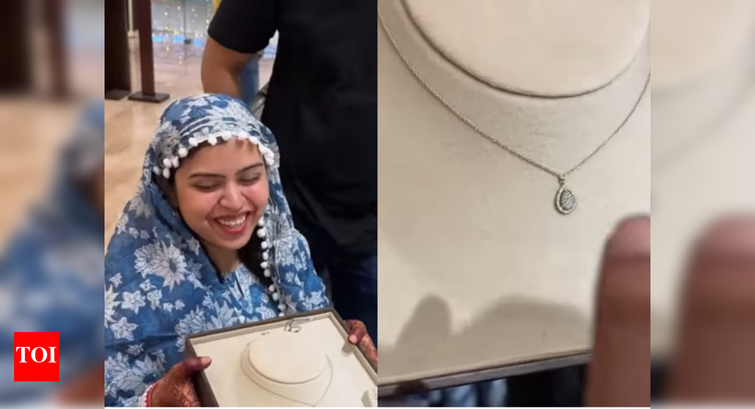 Ajooni actor Shoaib Ibrahim gifts a diamond necklace set to sister Saba ...