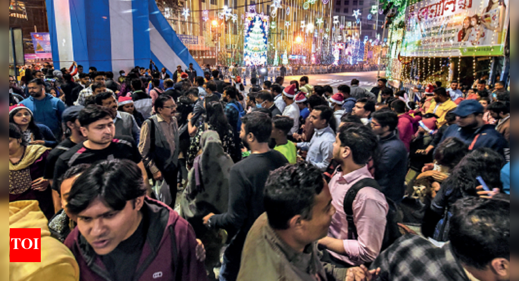 Crowds swell at party zones as Kolkata tunes in to Christmas mode ...
