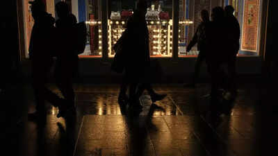 Christmas Eve shooting at UK pub leaves 1 dead, 3 wounded - Times of India