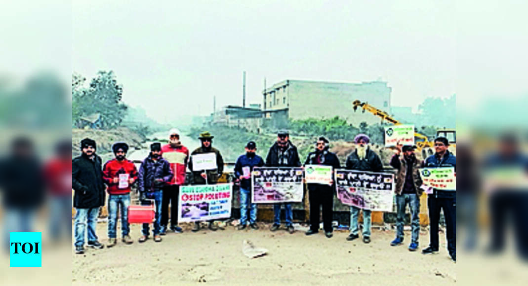 Nullah: 6th March Along Nullah: Pau Takes Water Samples | Ludhiana News ...