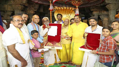 Chittoor jeweller donates gold ornaments worth Rs 1.3 crore to Tirupati ...