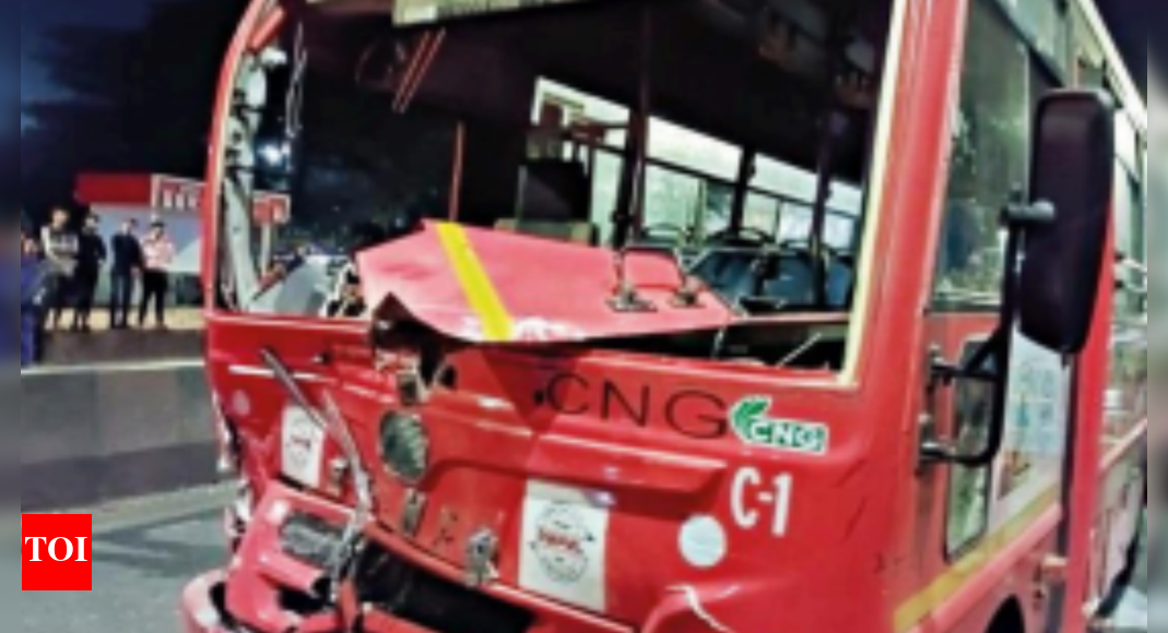 Two injured after PMPML bus hits 6 vehicles amid slow-moving traffic in Pune's Wakdewadi | Pune ...