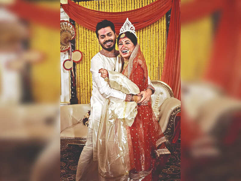 Sambit-Chitrangada tie the knot in a dreamy ceremony | Bengali Movie ...