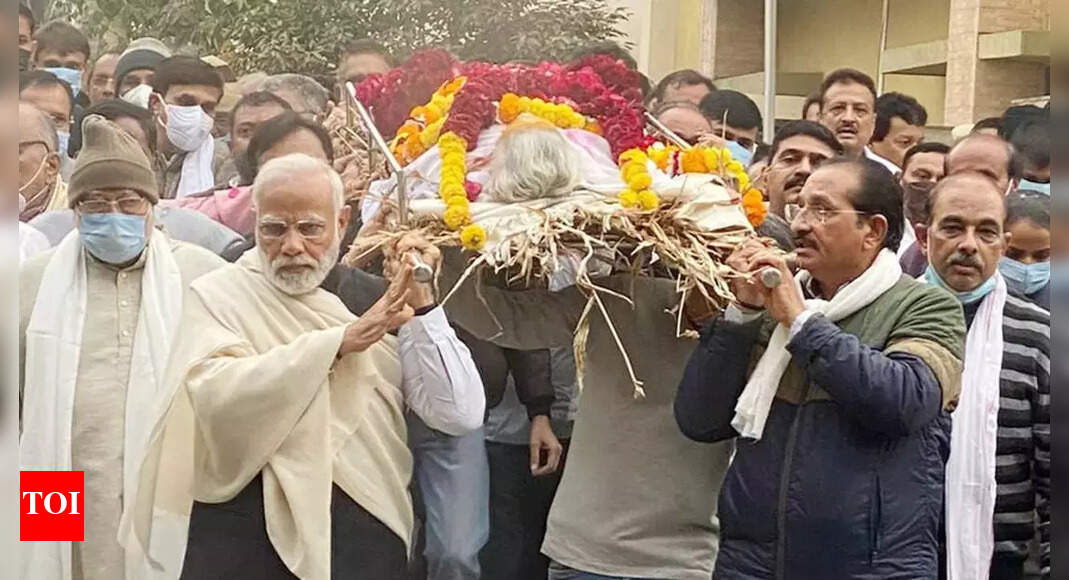 Pm Modi: PM Modi's mother Heeraben passes away in Gujarat, cremated ...