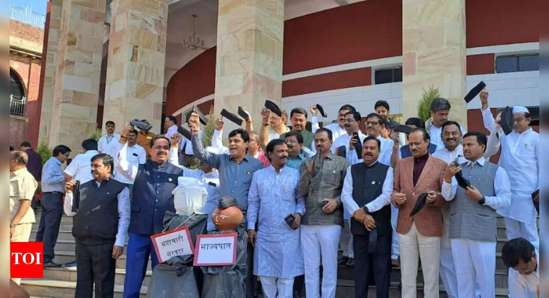 Eknath Shinde, Devendra Fadnavis useless scarecrows: Maha Vikas Aghadi | Nagpur News - Times of ...