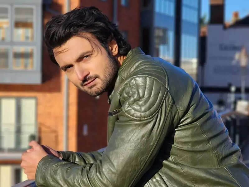 Actor Sean Banerjee enjoys holiday in London - Times of India