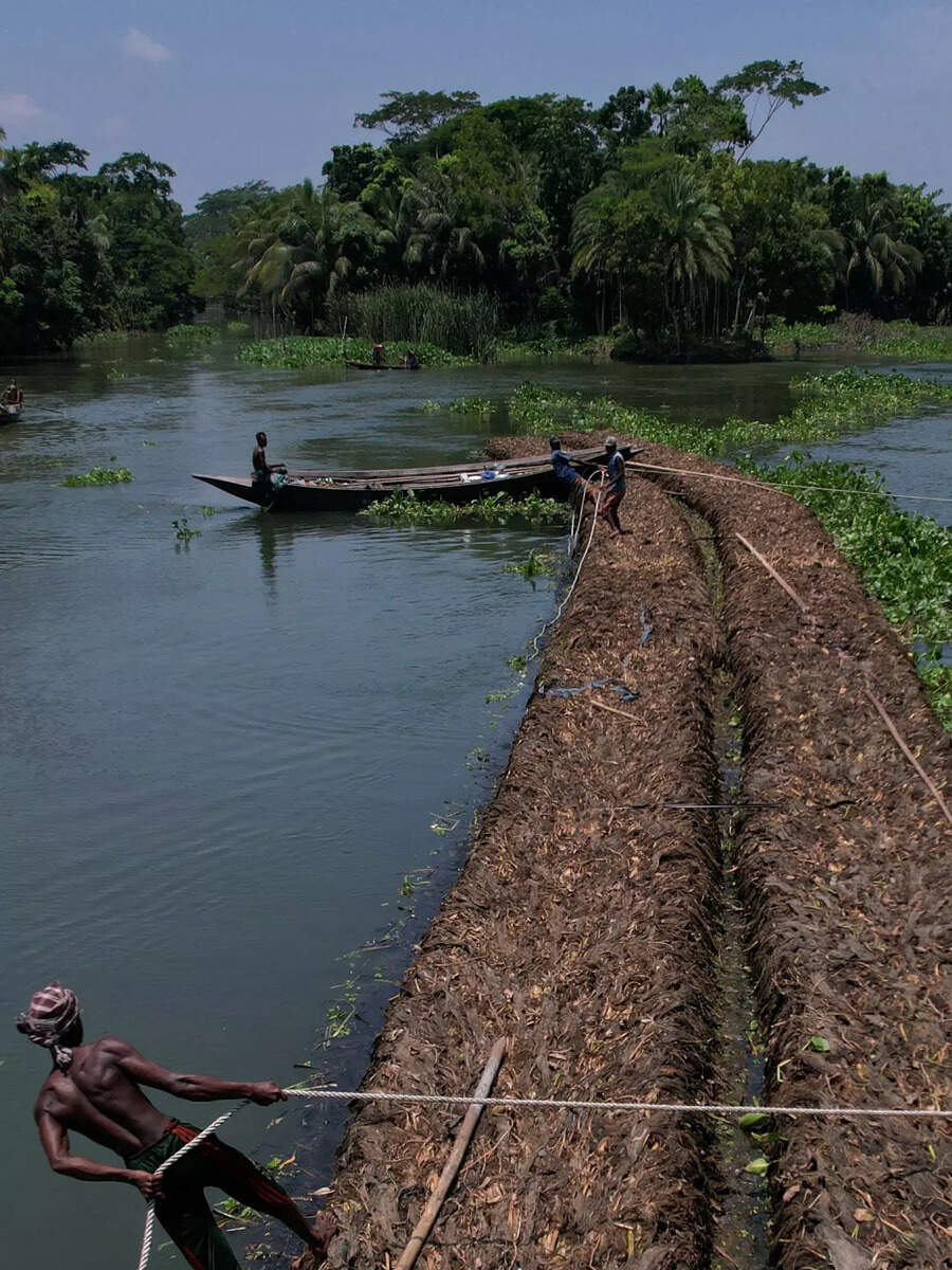 Beautiful visuals of floating farms & its farmers in Bangladesh ...