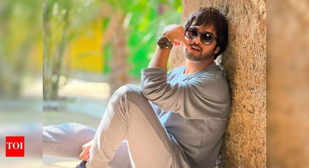 Palkon Ki Chhaon Mein fame Ashish Dixit enjoys New Year break with wife ...