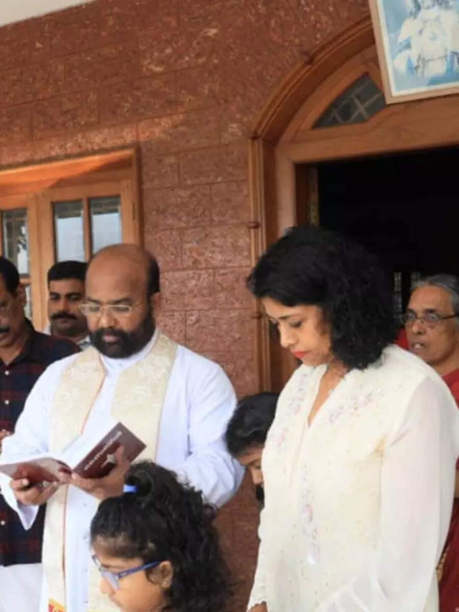 US county judge Juli A Mathew takes oath from husband’s Kerala home ...