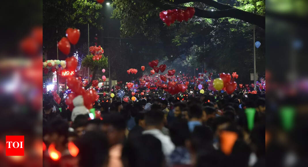 Pune Restaurant And Hoteliers Association: Packed restos, crowded ...