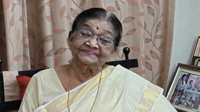 Singer Sumitra Sen passes away | Kolkata News - Times of India