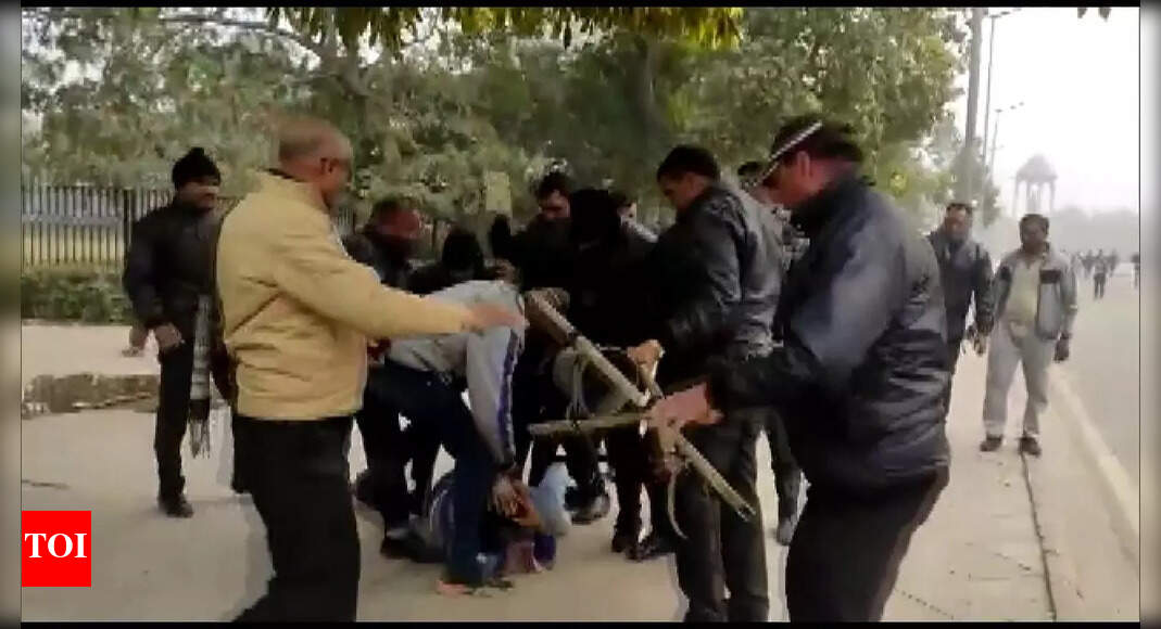 Five injured in scuffle between security guards and vendors at Delhi's ...