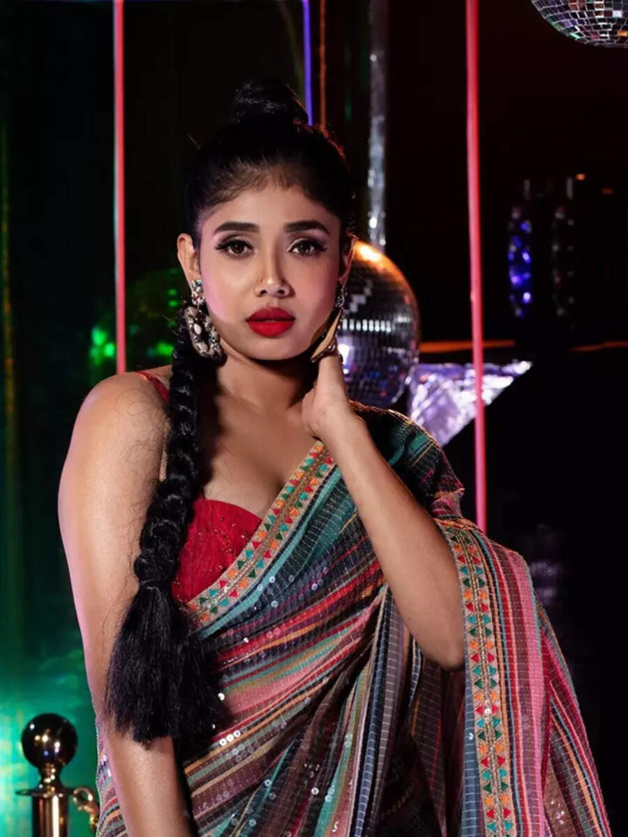 Alasandra is a sight to behold in this shimmer saree | Times of India