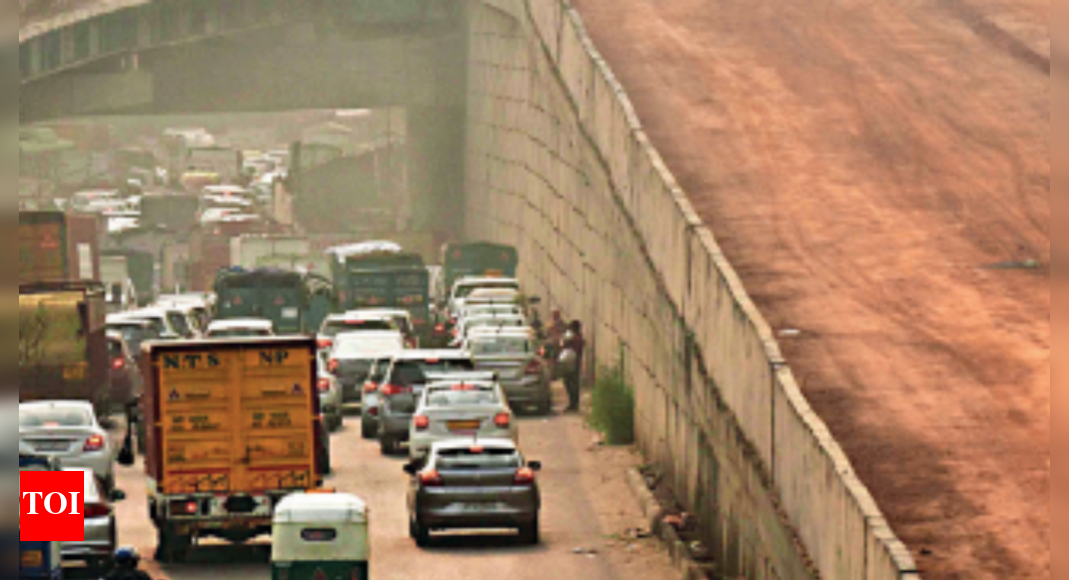 No end to traffic congestion on roads near Ashram flyover in Delhi ...