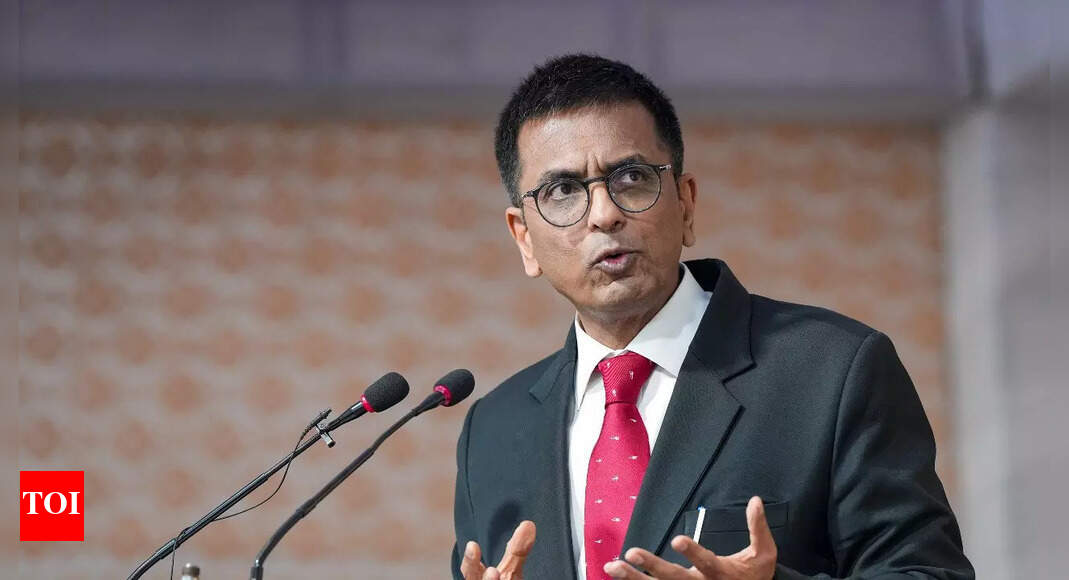 Chandrachud: CJI Chandrachud brings daughters to SC, shows workplace ...