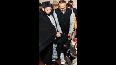 A warm gesture by UP deputy CM Brajesh Pathak: Distributes blankets to ...