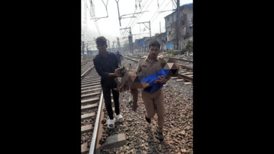 12-year-old boy falls off train. Saved by Mumbai cop, but loses a leg ...
