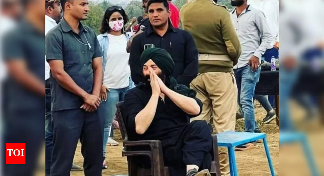 Leaked photo of Sunny Deol as Tara Singh from the sets of 'Gadar 2 ...