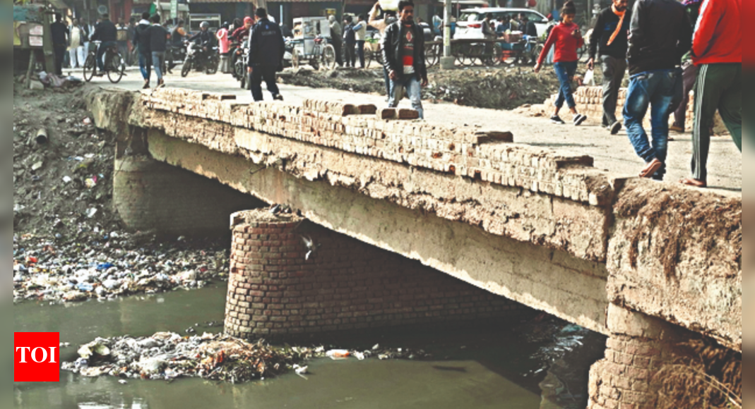 Bridges: Bridges On The Drain: Used By Lakhs, Not Repaired Since 2015 ...