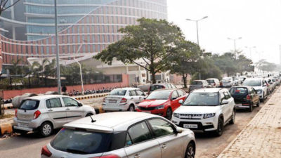 Complaints of haphazard parking at UP police headquarters | Lucknow ...