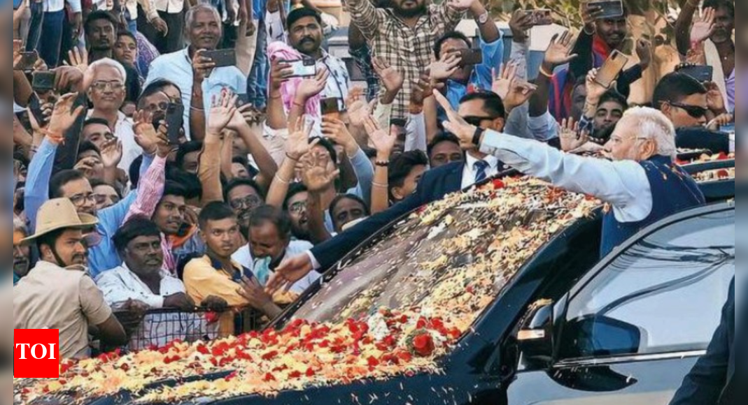 Hubballi: Pm Modi Holds Massive Roadshow In Hubballi City | Hubballi News - Times of India