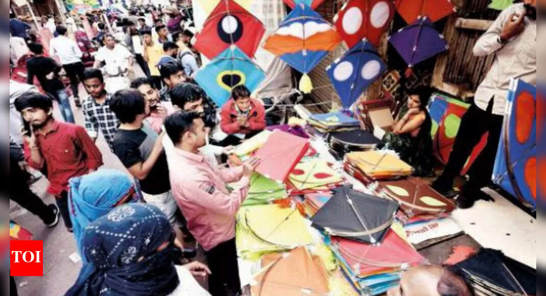 Weekend adds zest to kite flyers' enthusiasm | Surat News - Times of India