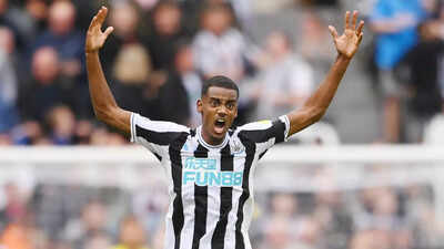 Isak earns Newcastle last-gasp win over Fulham after Mitrovic penalty ...