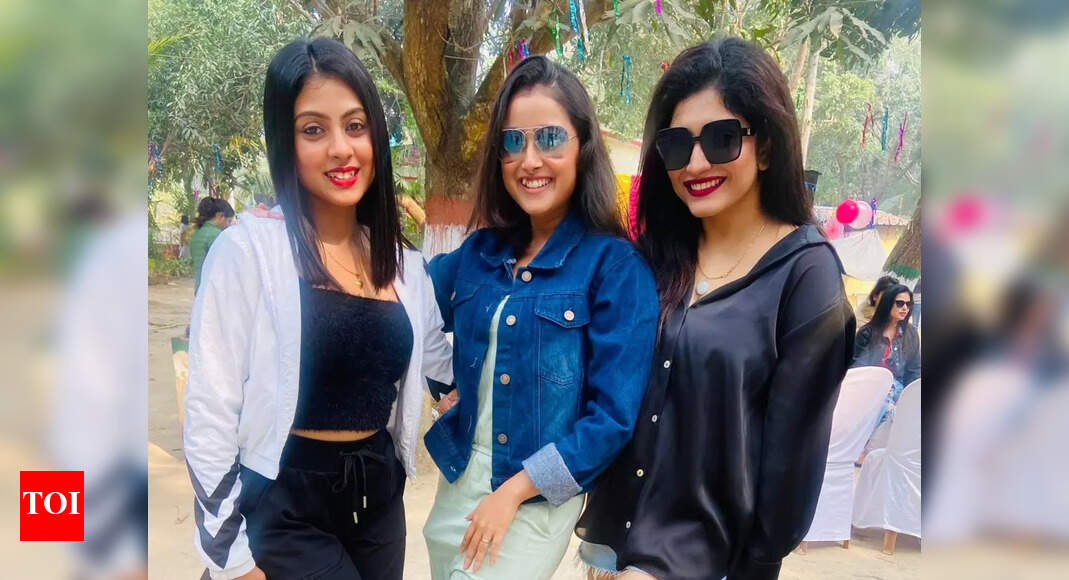 Team ‘Neem Phuler Modhu’ enjoys a picnic - Times of India