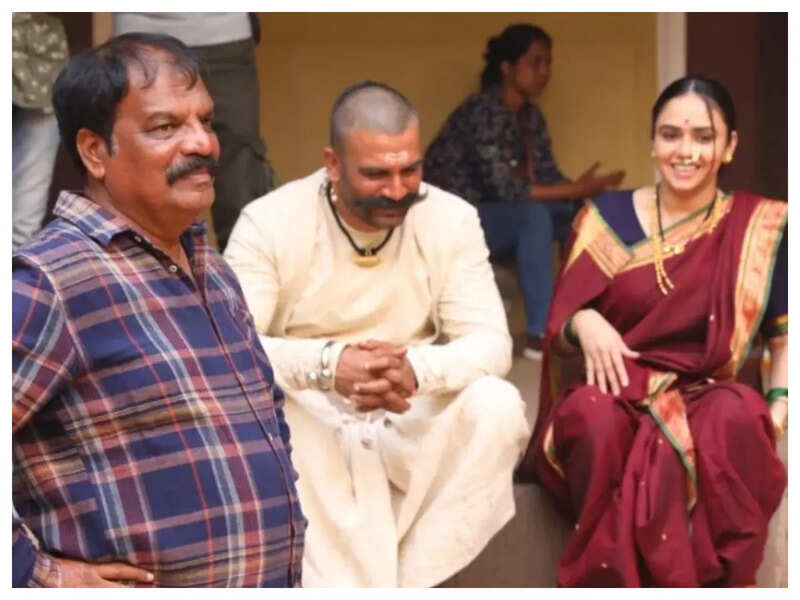 Abhijeet Deshpande wishes Sunil Rajaram Phadtare his birthday with a ...