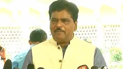 Former Maharashtra health minister Deepak Sawant injured in road ...