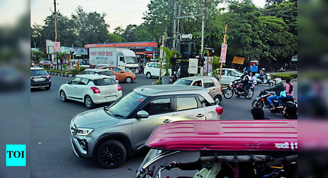 Cops Missing & Signals Broken, Traffic Chaos Rules Char Imli Sqr ...