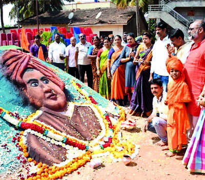Sculptor Makes Swami Vivekananda Sand Idol | Hubballi News - Times of India
