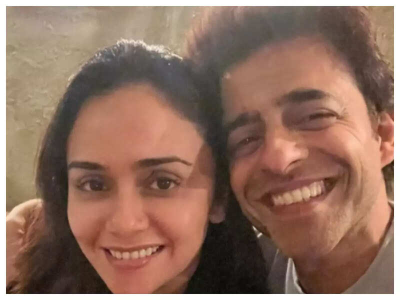 Himanshu Malhotra wishes his wife Amruta Khanvilkar on their marriage ... Himanshu Malhotra wishes his wife Amruta Khanvilkar on their marriage ...