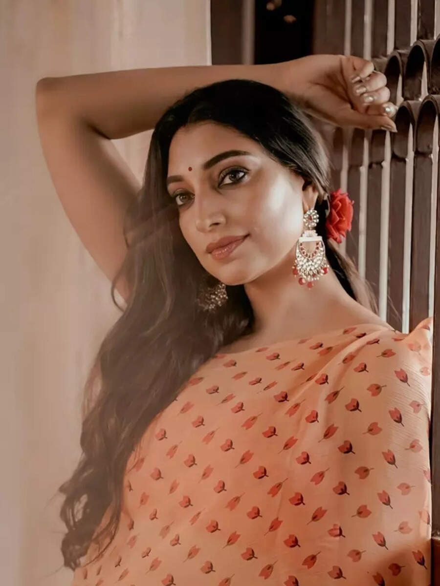 Chic looks of Rithu Manthra | Times of India