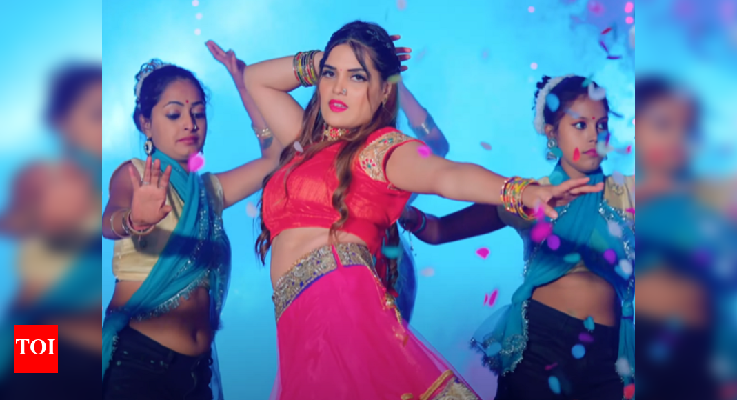 Priyansu Singh shows her amazing moves in the latest song 'Hoi Jhal Pe ... Priyansu Singh shows her amazing moves in the latest song 'Hoi Jhal Pe ...