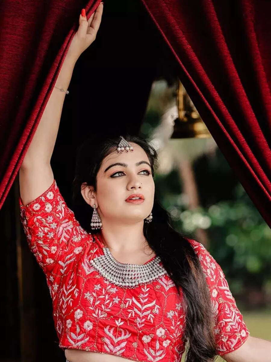 Manve Surendran's stunning looks at a glance | Times of India