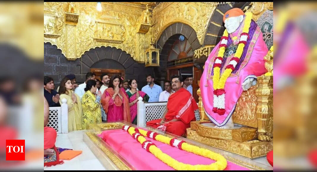 Shilpa Shetty visits Shirdi with Shamita and Sunanda Shetty, feels ...