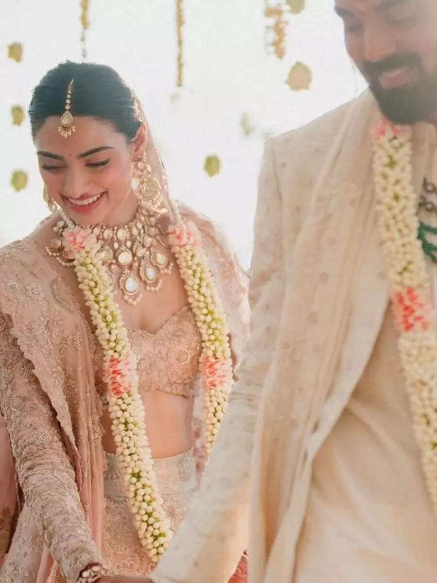 Bride Athiya Shetty glams it up in chic pantsuit on sangeet with KL ...