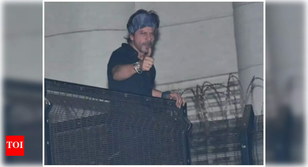 Shah Rukh Khan celebrates 'Pathaan' success with fans; pens note of ...