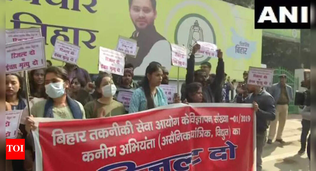 Police lathi-charge protesting candidates near BTSC office in Patna ...