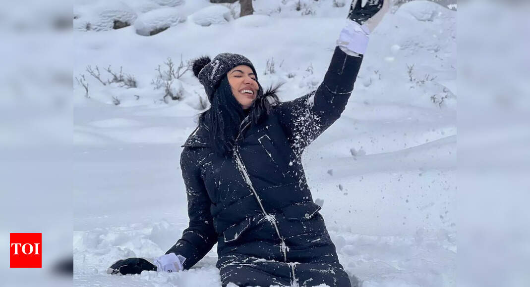 Anju Kurian experiences snowfall for the first time! | Malayalam Movie ...